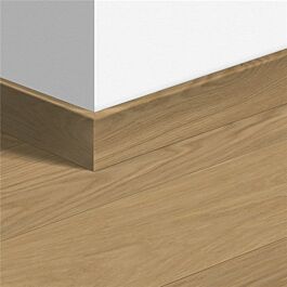 RODAPIÉ DE MADERA RECHAPADA A JUEGO DE LOS SUELOS DE PARQUET QUICK-STEP